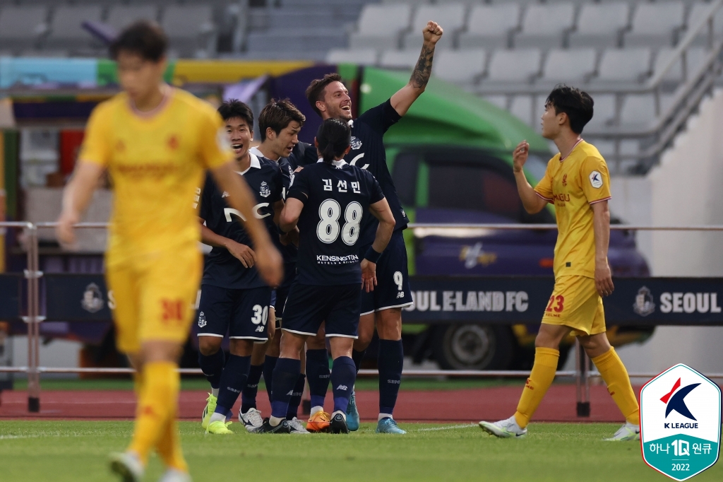 [K리그2 26R] ‘까데나시 원더골’ 서울E, 1위 광주와 2-2 무… 10G 무승 - 오늘의 축구 - Your Field